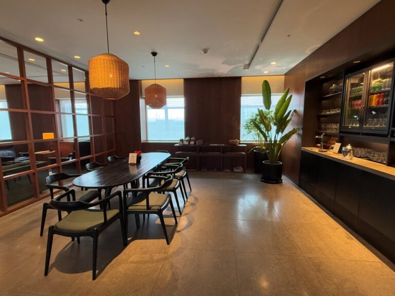 Cathay Pacific Lounge Review(Taipei): Spacious & Best Beef Noodle