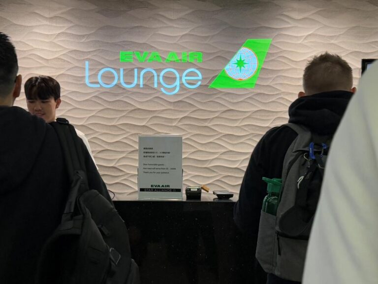 Complete Guide to EVA Air Lounges at TPE: The Star vs The Infinity (2025)