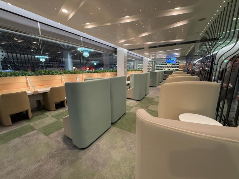 Complete Guide to EVA Air Lounges at TPE: The Star vs The Infinity (2025)