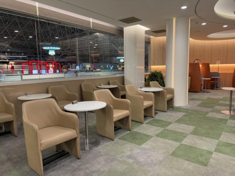 Complete Guide to EVA Air Lounges at TPE: The Star vs The Infinity (2025)