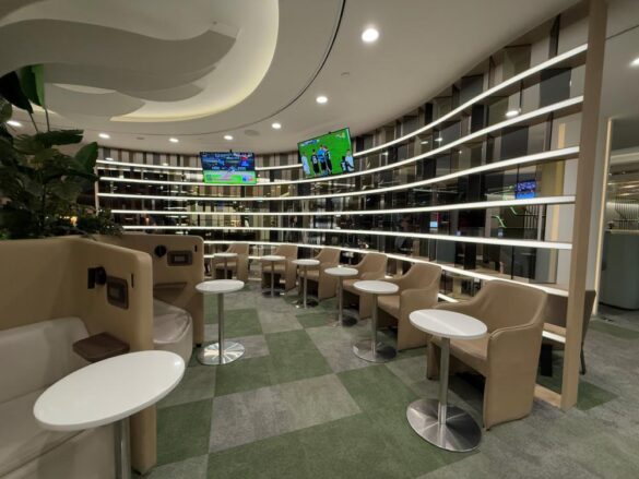 Complete Guide to EVA Air Lounges at TPE: The Star vs The Infinity (2025)